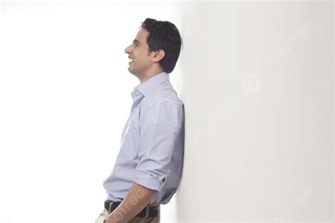 벽에 기대어 웃고 있는 남자 사진 배경 및 무료 다운로드를위한 그림 Pngtree
