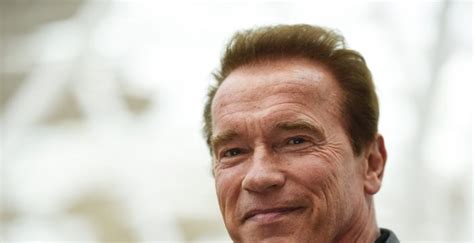 Arnold Schwarzenegger Fait Don Dun Million De Dollars De Masques Et D
