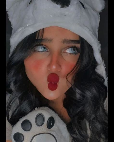 Pin By 𝑍𝐴𝑁𝑂 On افتارات Beautiful Curly Hair Curly Hair Styles Hair