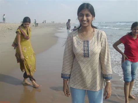 Hot And Sexy Desi Girls And Aunties Pictures Hot Desi Aunties On Vacation