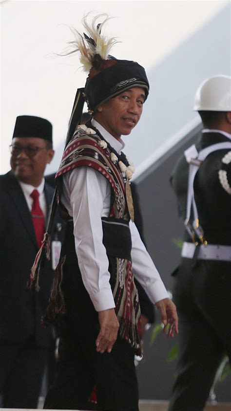 Makna Baju Adat Tanimbar Yang Dikenakan Jokowi Rakyat