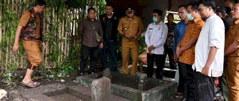 Ucapkan Belasungkawa Gubernur Sulsel Berziarah Ke Makam Istri Kh