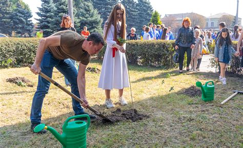 Алею калин у память про загиблих на війні випускників висадили біля