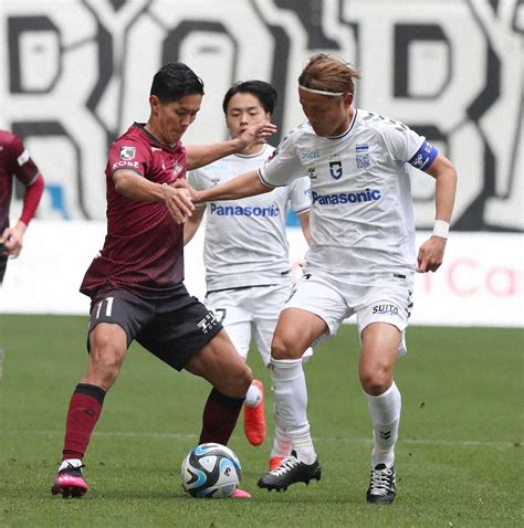 神戸戦で武藤嘉紀（左）と競り合うg大阪・宇佐美貴史 ― スポニチ Sponichi Annex サッカー