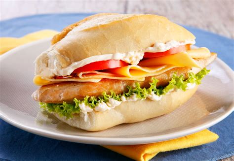 Sanduíche De Filé De Frango Com Queijo E Salada Recepedia