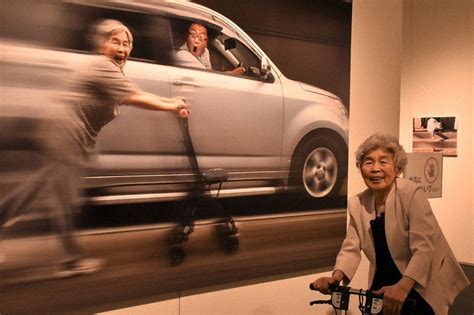 ユーモアあふれる「自撮り」人気 「西本喜美子展」 防府できょう開幕 ／山口 毎日新聞