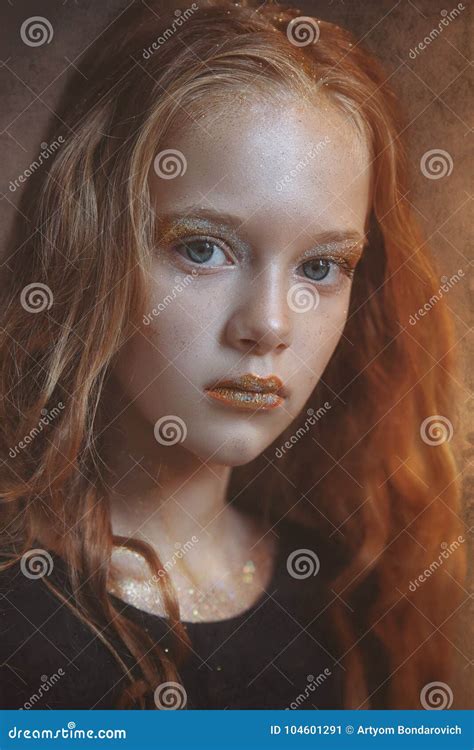 Portrait Dramatique Dune Jeune Fille Rousse Avec Le Maquillage
