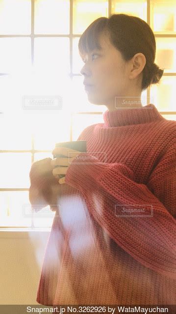窓の前に立っている人の写真・画像素材[3262926] Snapmart（スナップマート）