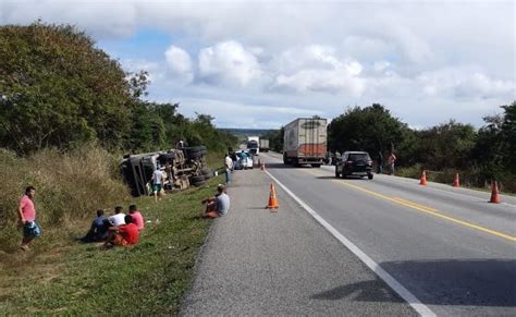 Uma Pessoa Morre Atropelada E Outra Fica Ferida Após Caminhão Tombar Na
