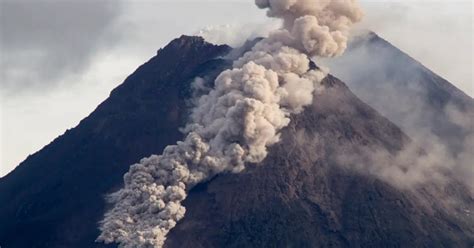 Indonesias Merapi Volcano Erupts Spews Hot Cloud