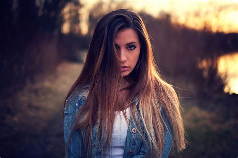 Brunette Girl Depth Of Field 4k Wallpaper Hd Girls Wallpapers 4k