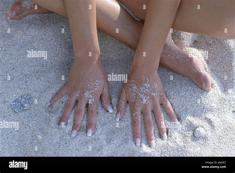 Playa Mujer Detalle Pies Manos Arena Sentimos Muy Cerca Fuera