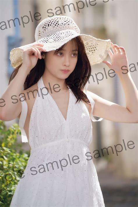 橋本環奈、ミニドレス・胸元ざっくりワンピ披露 3rd写真集ポストカード全6種類の絵柄公開＜カレイドスコープ＞ モデルプレス