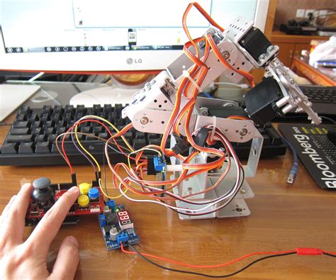 my ninth project robot arm with joystick shield 6 steps with