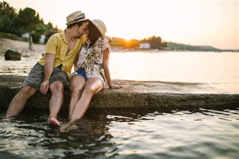 Embrasser Sur La Bouche Banque Dimages Et Photos Libres De Droit Istock