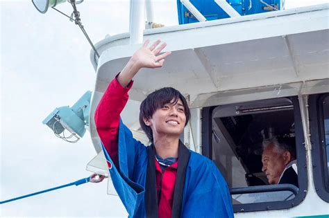 連続テレビ小説「おかえりモネ」最終回（第120話）。船上から手を振る亮（永瀬廉）（c）nhk ― スポニチ Sponichi Annex 芸能
