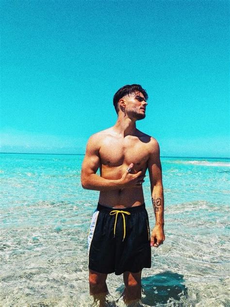 40 Symbolic Beach Photography Poses For Men Macho Vibes
