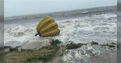 直島のシンボル・草間彌生の「南瓜」が台風9号の影響で海に流されてしまう Togetter [トゥギャッター]