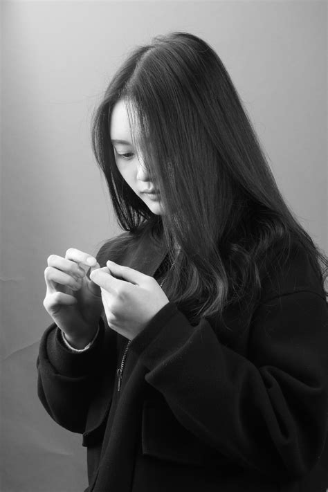 무료 이미지 손 사람 검정색과 흰색 소녀 여자 화이트 사진술 초상화 좌석 검은 단색화 레이디 헤어