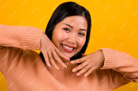 La Mujer Asiática Es Linda Y Feliz Consigo Misma Relajada Buenas