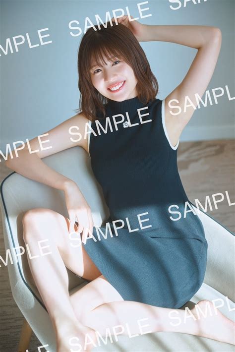 松田好花（日向坂46）の1st写真集「振り向いて」三省堂書店特典ポストカード（撮影：岡本武志 講談社） 日向坂46松田好花、もぐもぐし