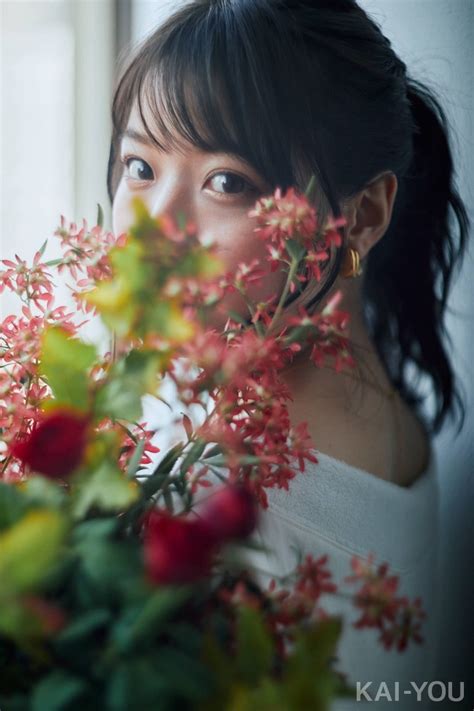 セクシー女優 八木奈々が過ごす、花と4000冊の本に囲まれた暮らし Fempass（フェムパス）