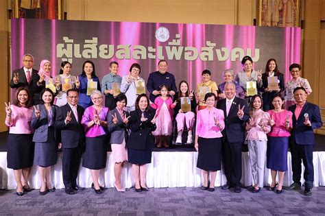 พี่หน่อง อรุโณชา เข้ารับโล่รางวัล ผู้เสียสละเพื่อสังคม โดยกรม