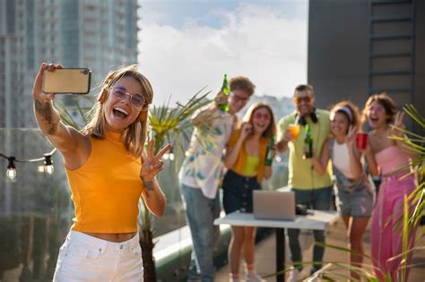 Przyjaciele Z Widokiem Z Przodu Robiący Selfie Razem Darmowe Zdjęcie