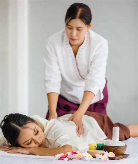 Belle Dame Asiatique Couchée Détendue Et Profiter De Massage Thaï