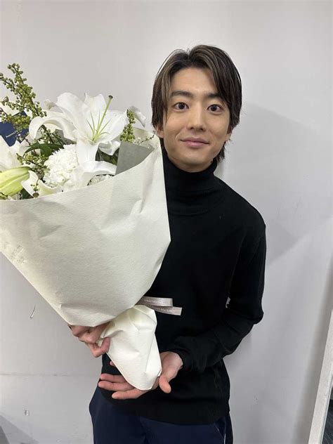伊藤健太郎、大きな花束を手にした優しい笑顔にキュンっ「第47回日本アカデミー賞」助演男優賞受賞 Okmusic