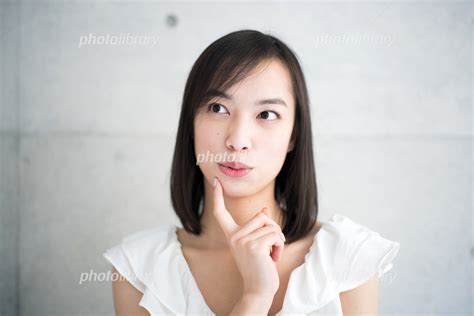 考え事をする若い女性 写真素材 [ 6109660 ] フォトライブラリー Photolibrary