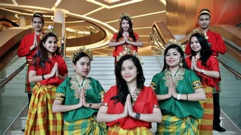6 Baju Adat Khas Bugis Yang Terkenal Sering Jalan