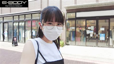 19岁可爱萝莉是「丰满隐乳妹」，脱下眼镜和巨胸有够诱人！ Av新闻 男人团