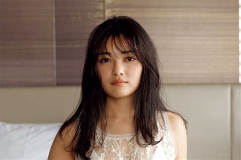 井上咲楽、黒髪で艶感溢れる大人の表情 『週刊flash』に初表紙＆巻頭グラビア10ページで登場 芸能エンタメちゃんねる