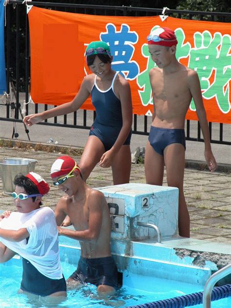【画像】男子中学生、同級生の水着姿で勃起してしまう