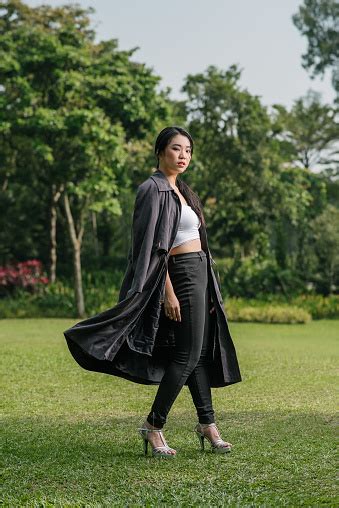 Foto De Modelo Asiática Chinesa Adolescente Feminina Em Pé No Parque