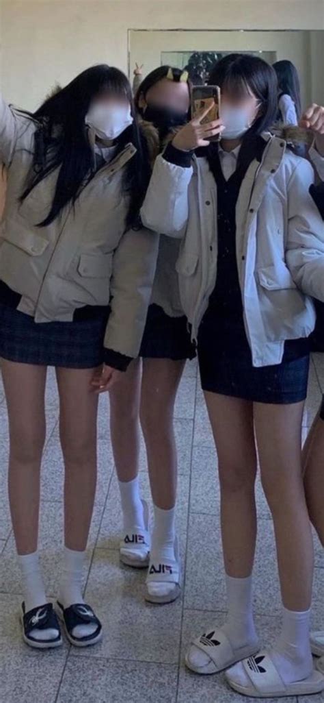 학교에 있는 현성 이님의 핀 교복 패션 패션 교복 스타일