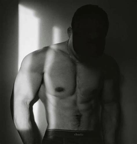 憨憨肌肉直男。 公狗腰太绝了吧！喜欢吗？ Wufanlove2 图： 热爱 财经头条
