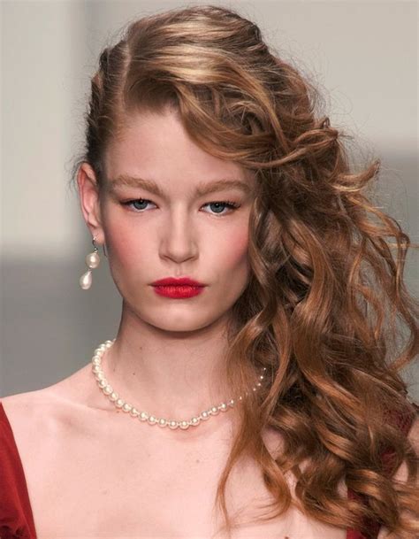 Coiffure Soirée Cheveux Bouclés 40 Coiffures De Soirée Cool Ou