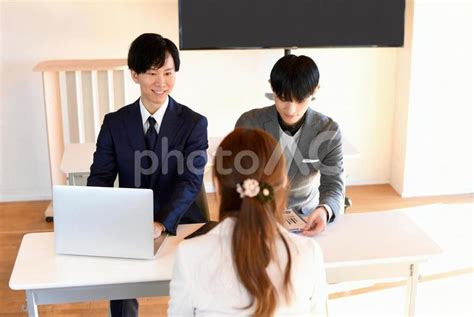 打ち合わせをする男女のビジネスパーソン No 29648899｜写真素材なら「写真ac」無料（フリー）ダウンロードok