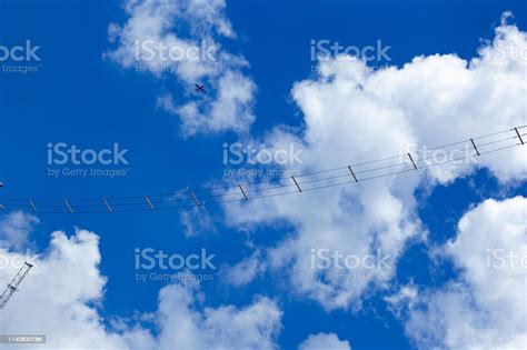 白い雲と青い空の背景 まぶしいのストックフォトや画像を多数ご用意 まぶしい インドネシア カラー画像 Istock