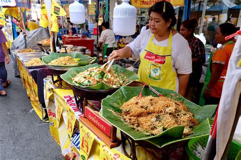 ถือศีลกินผัก ส่องบรรยากาศเทศกาลกินเจ เยาวราช อิ่มบุญ สุขภาพดี