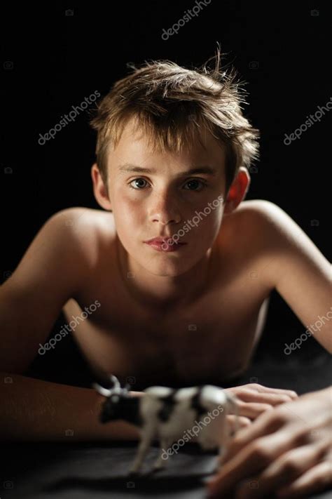 グッズ牛胃の上に横たわる裸の十代の少年 — ストック写真 © Jhandersen 110224128