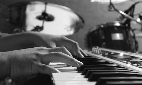 ジャズピアノとクラシックピアノの違いとは！？多様なジャンルで音楽を楽しむ しろくろ猫のおもむくまま
