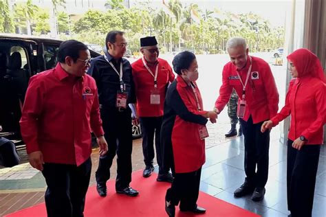Disambut Ganjar Pranowo Dan Istri Megawati Soekarnoputri Tiba Di Arena