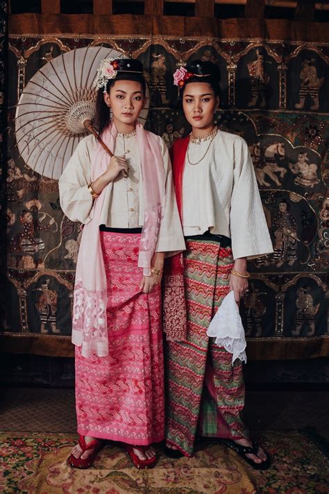A Couple Burmese Girls ชุด เสื้อผ้า เมียนมาร์