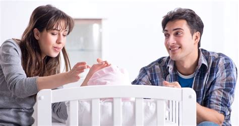 الآباء الصغار مع مولودهم الجديد بالقرب من المهد الصغير للآباء والأمهات