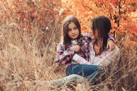 Lifestyle Capture Of Happy Mother And Preteen Daughter Having Fun