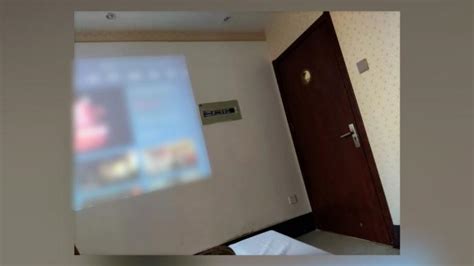 足疗馆女技师趴顾客身上按摩，回应系“柔式按摩项目” 七环视频 澎湃新闻 The Paper