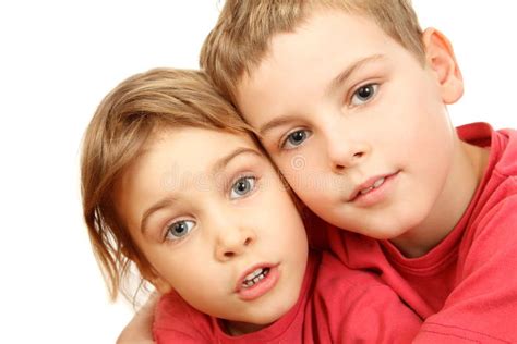Il Fratello Maggiore Ha Abbracciato La Più Giovane Sorella Immagine